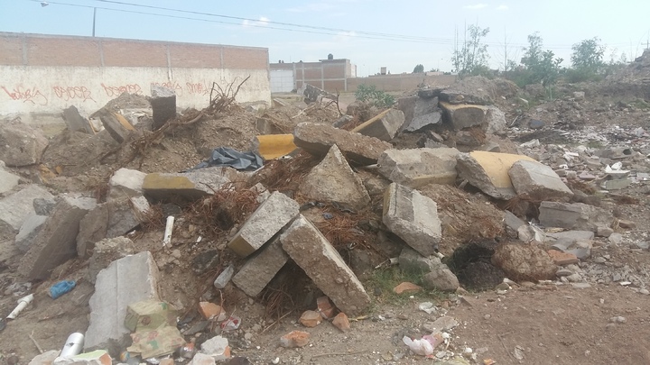 Investigan quién tiró el escombro