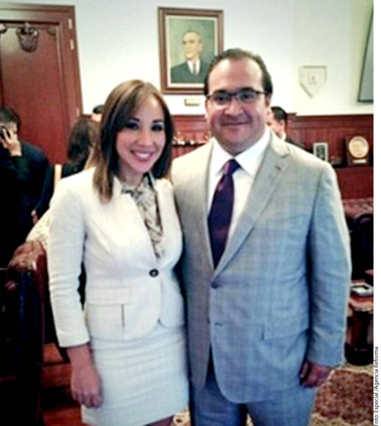 Exhibe la PGR los regalos a amante de Javier Duarte