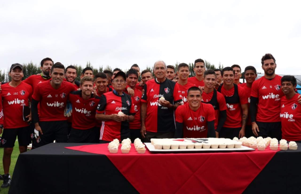 Con pastel, Atlas celebró 101 años de su fundación