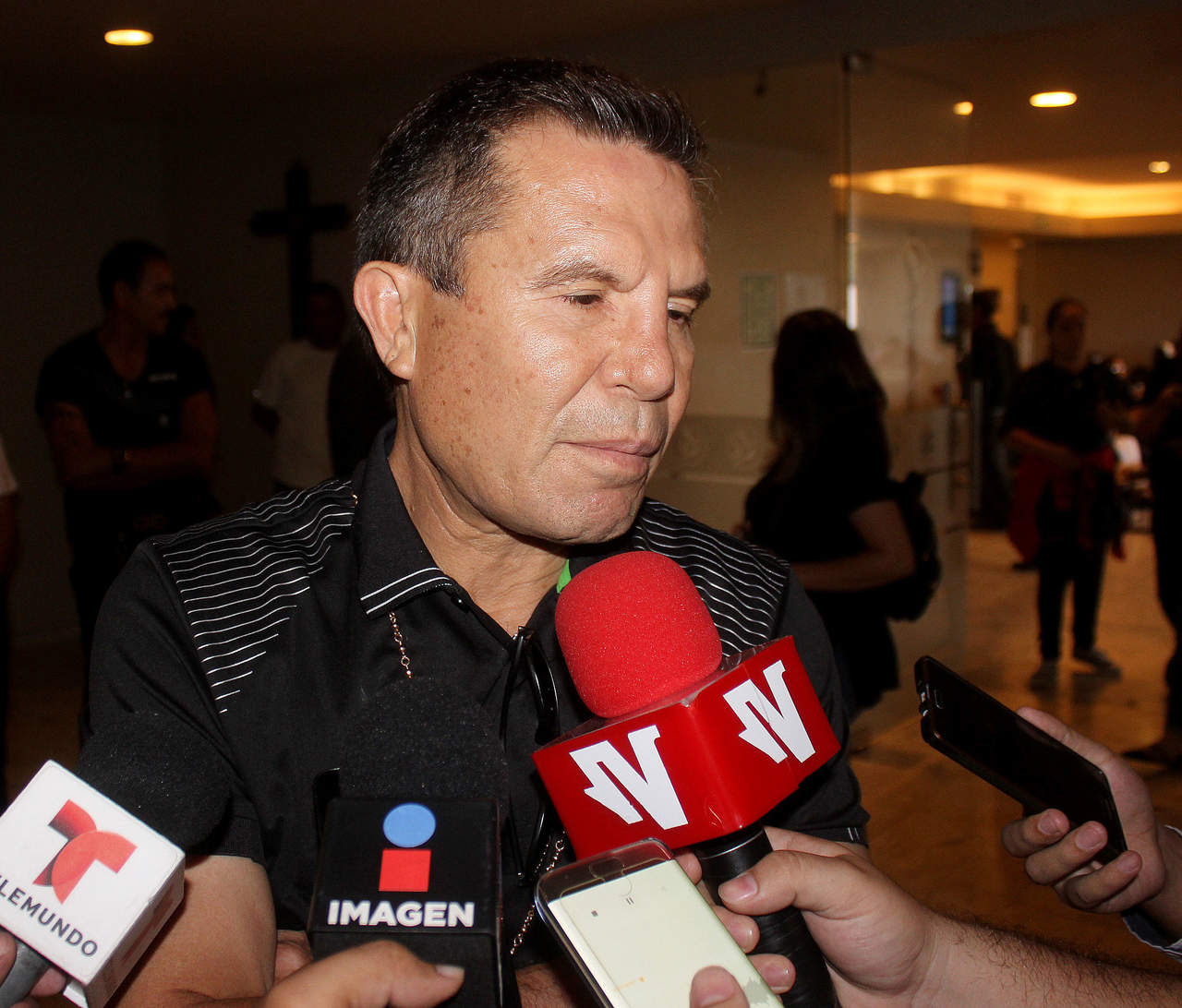 Emociona a Julio César Chávez la serie que narrará su vida