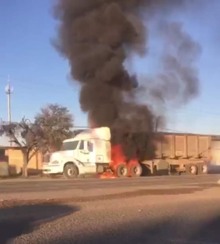 Corto Circuito Provoca Incendio De Tractocamión No Hay Lesionados