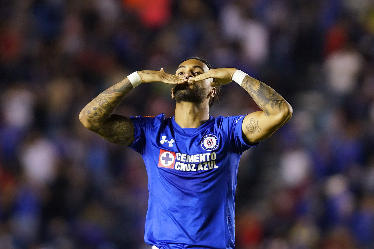 Velázquez salva a Cruz Azul de manera espectacular