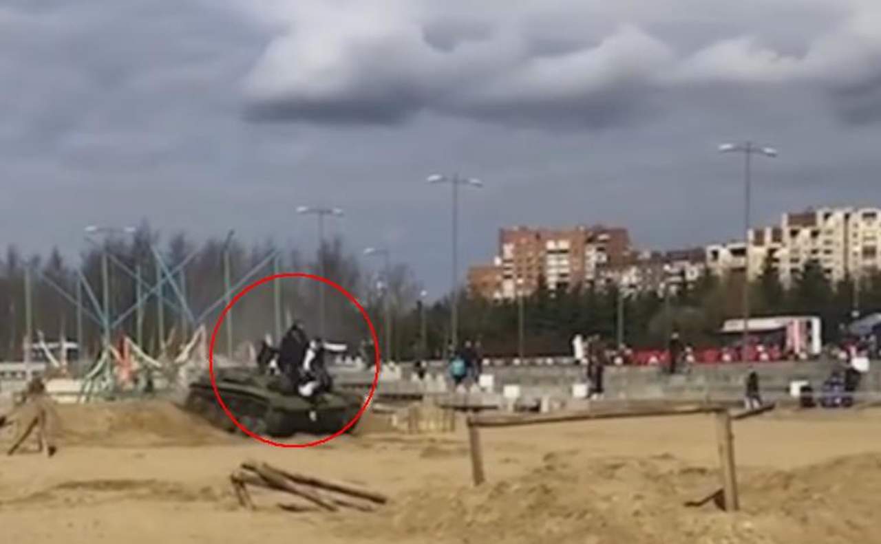 Graban momento en que son arrollados por un tanque