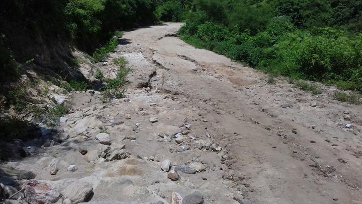 Atienden caminos rurales en el municipio de Otáez