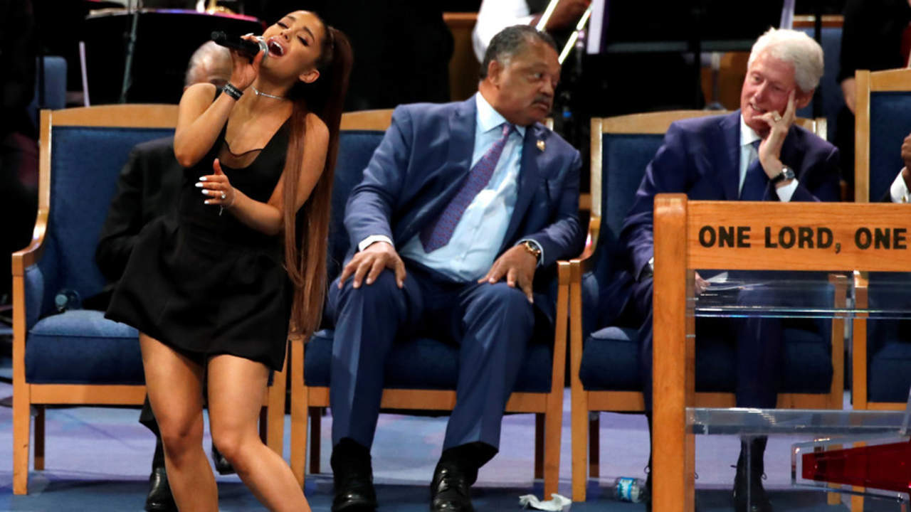 Miradas de Clinton a Ariana generan polémica