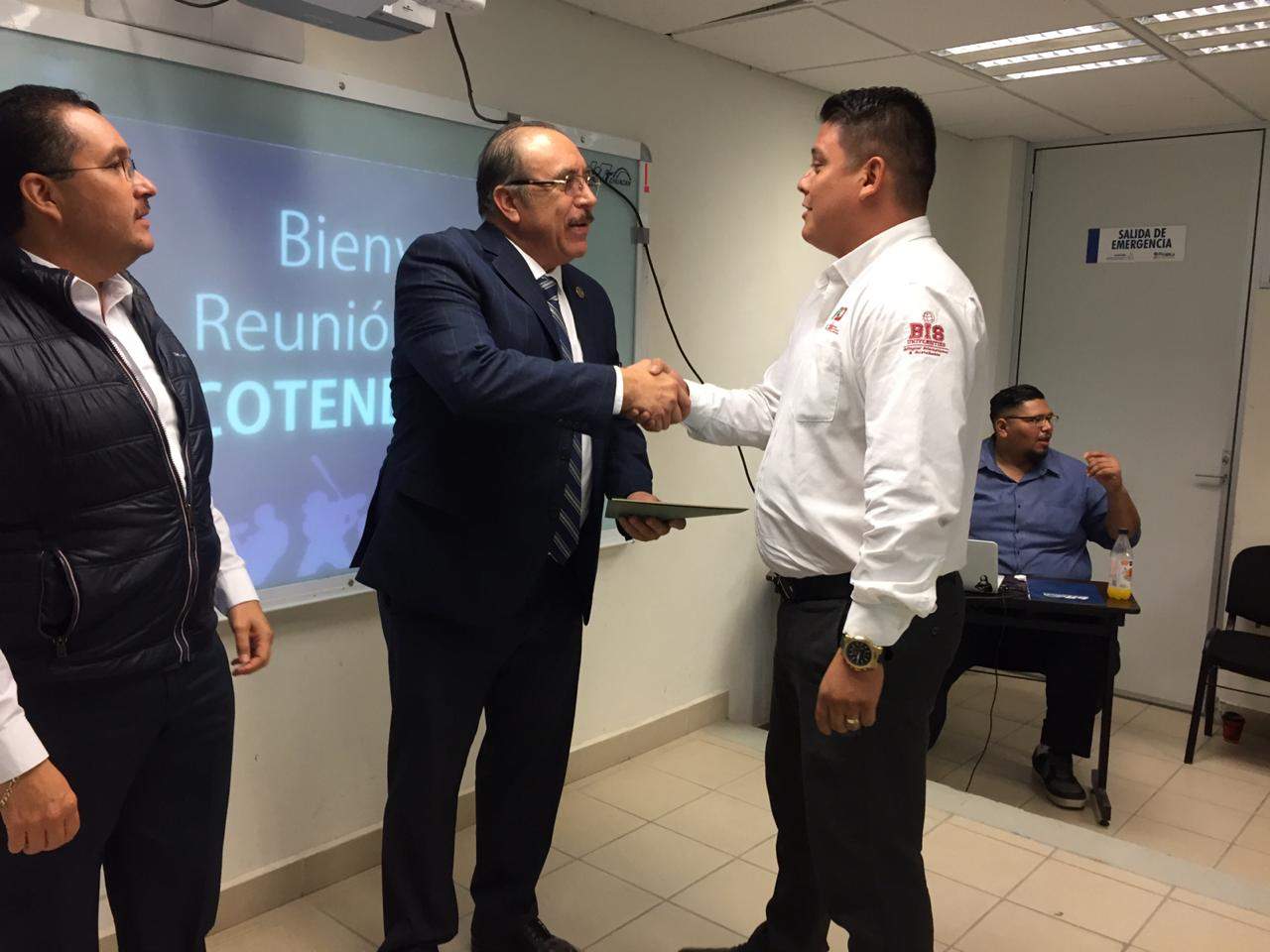 Distinguen a maestro de la UTLD con nombramiento en materia deportiva