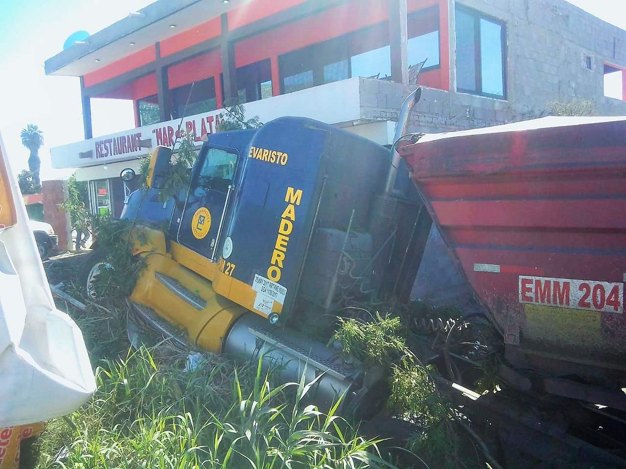 Tres lesionados y daños en 10 vehículos deja choque de tráiler