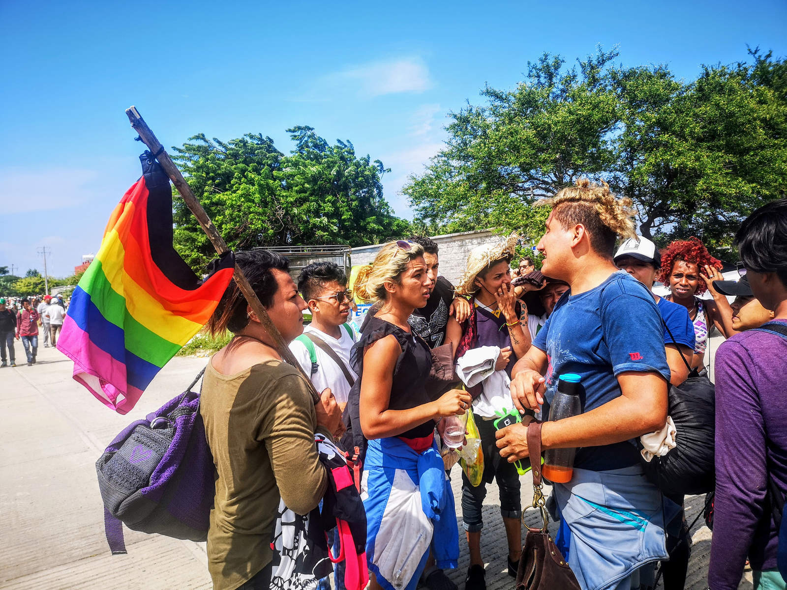 Personas transgénero escapan con la caravana por la violencia