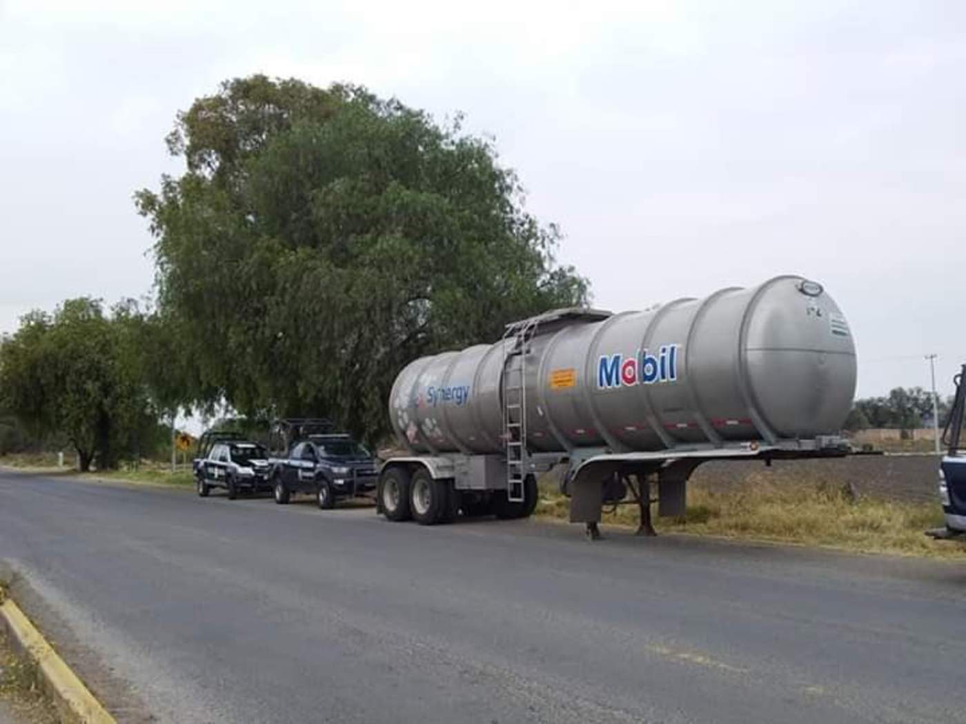 Localizan vacía la pipa de gasolina robada en Celaya