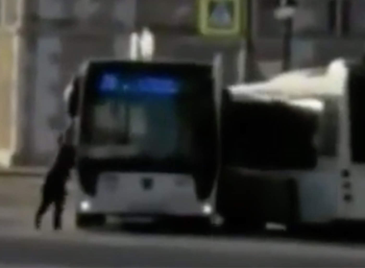 Chofer se queda sin frenos e intenta detener camión con sus manos