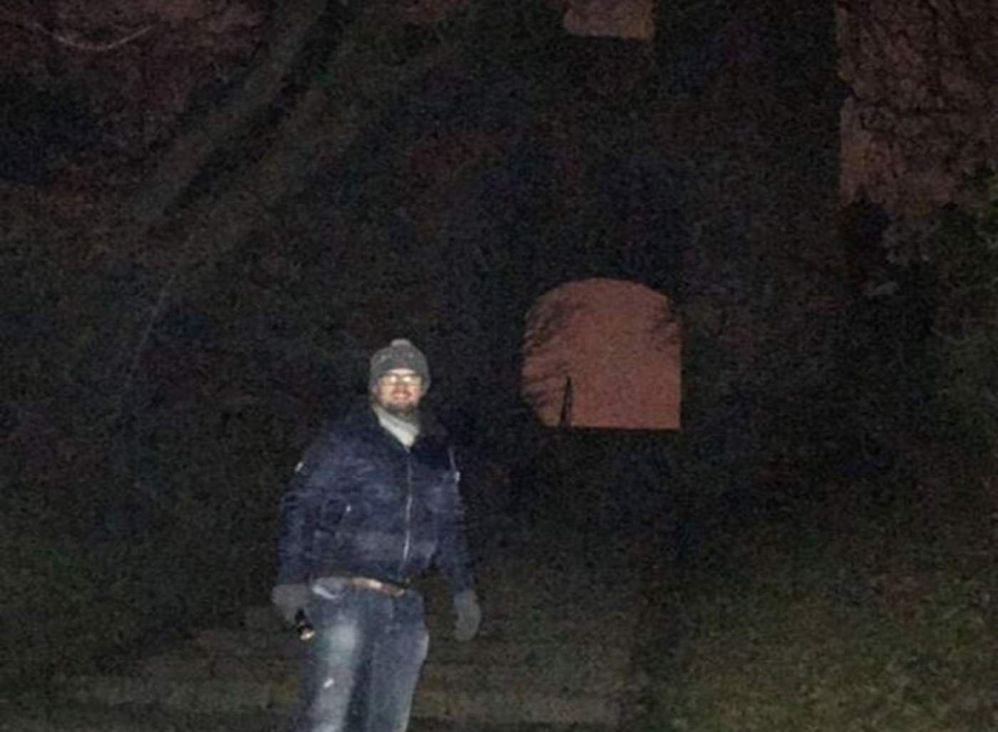 Pareja dice haber captado en imagen a un monje fantasma