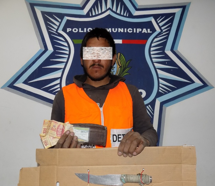 Armado con cuchillo asalta
