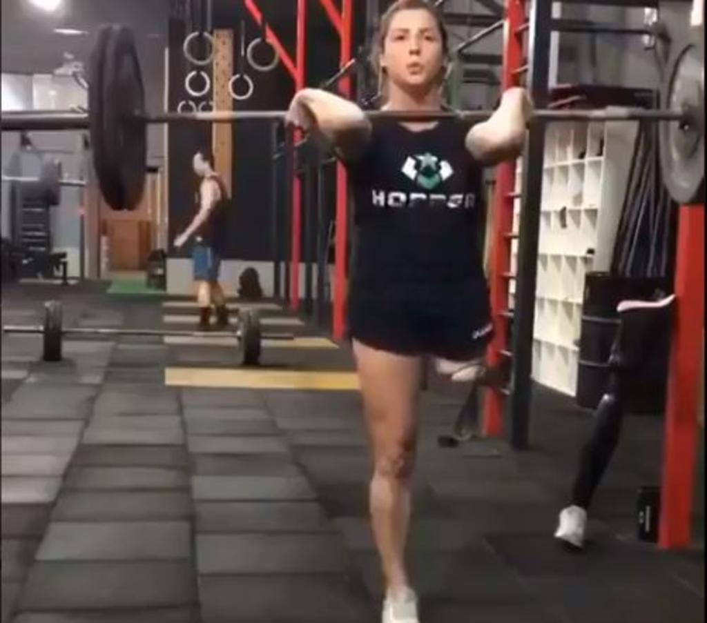 Viral: Chica con una pierna amputada sorprende con su fuerza