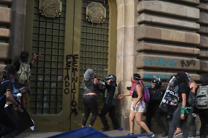 Beatriz Gutiérrez reprueba ataque con bomba molotov