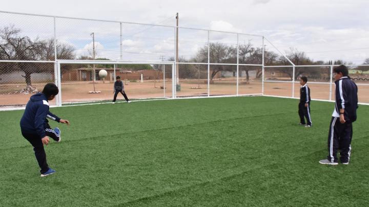 Construye Secope cancha deportiva en Ramón Corona