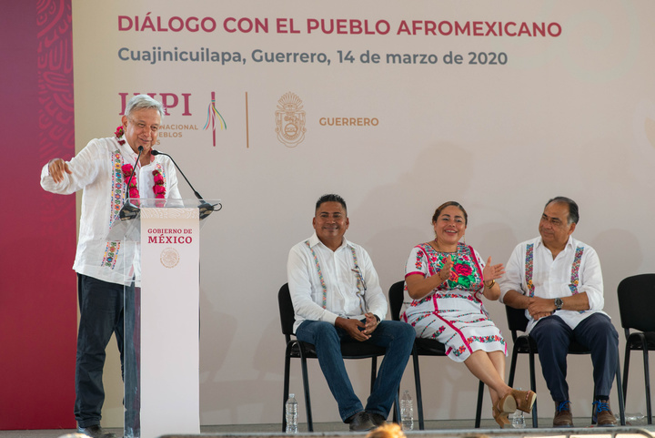 AMLO reparte besos y abrazos