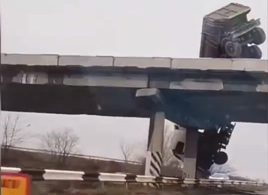 Camión Queda Colgando De Un Puente Luego De Que Su Conductor Perdiera