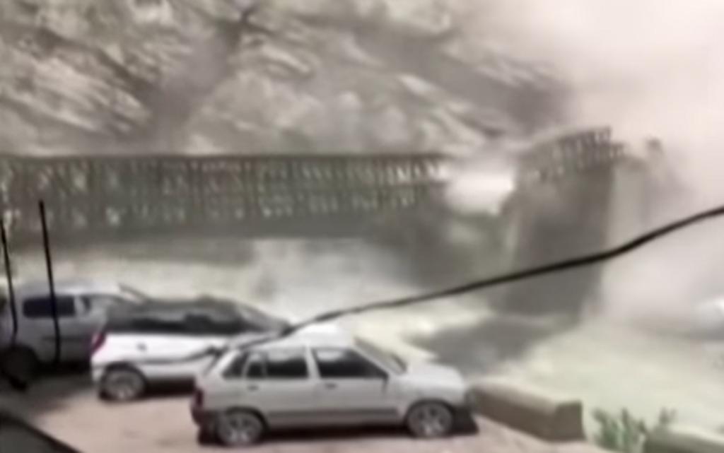 Puente es destruido por rocas que cayeron tras un deslizamiento de tierra