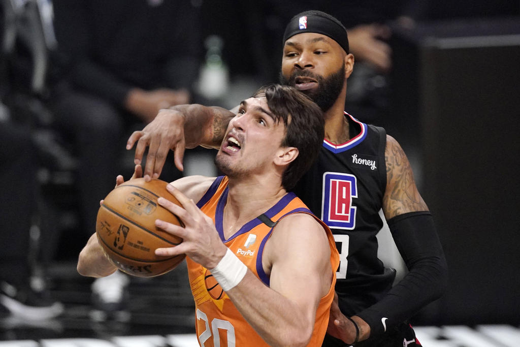 Dario Saric de los Suns es baja indefinida tras desgarre de ligamento