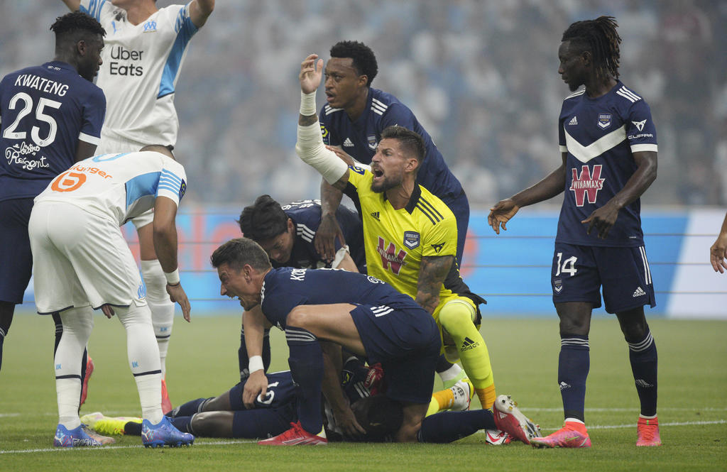 El nigeriano Samuel Kalu se desploma en partido con Girondins Burdeos