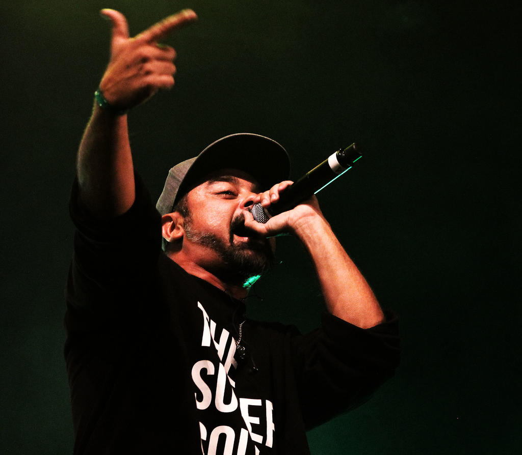 Nach se mantiene 'De pie' en la música