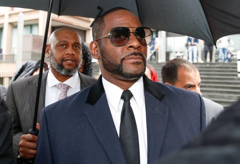 R. Kelly controlaba a sus novias en entrevistas: testigo en juicio