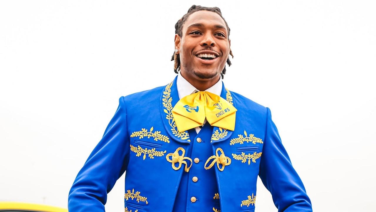 Jalen Ramsey llega al partido de los Rams con traje de mariachi