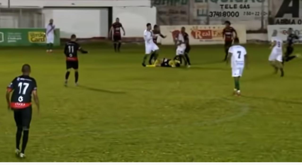 Detienen al jugador brasileño William Ribeiro tras patear a un arbitro ...