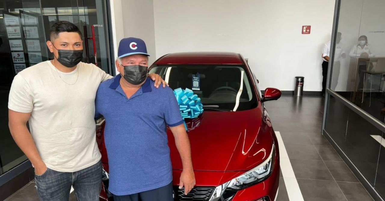 Pitcher mexicano de los Chicago Cubs se hace viral tras regalarle un ...