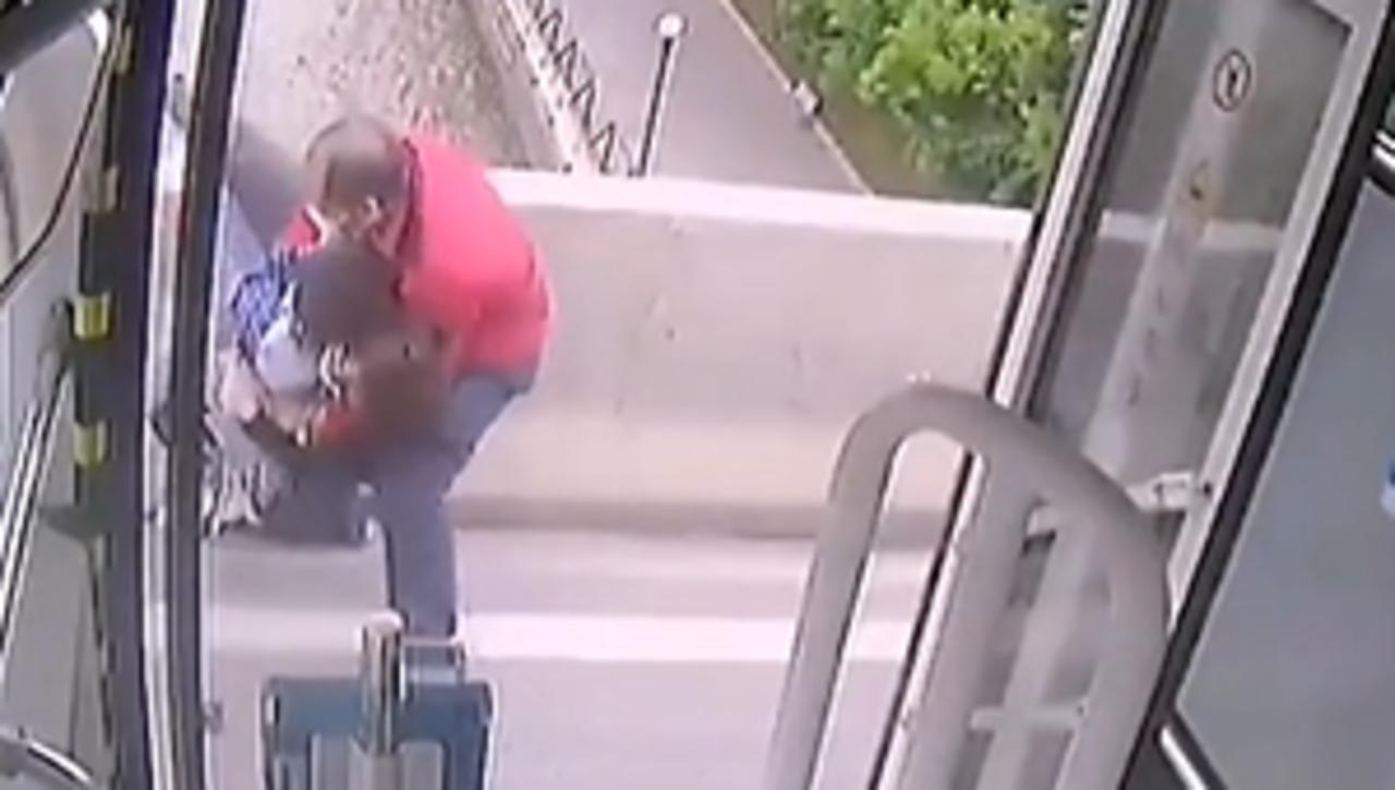 Conductor de autobús evita intento de suicidio de una mujer que cargaba a su hijo