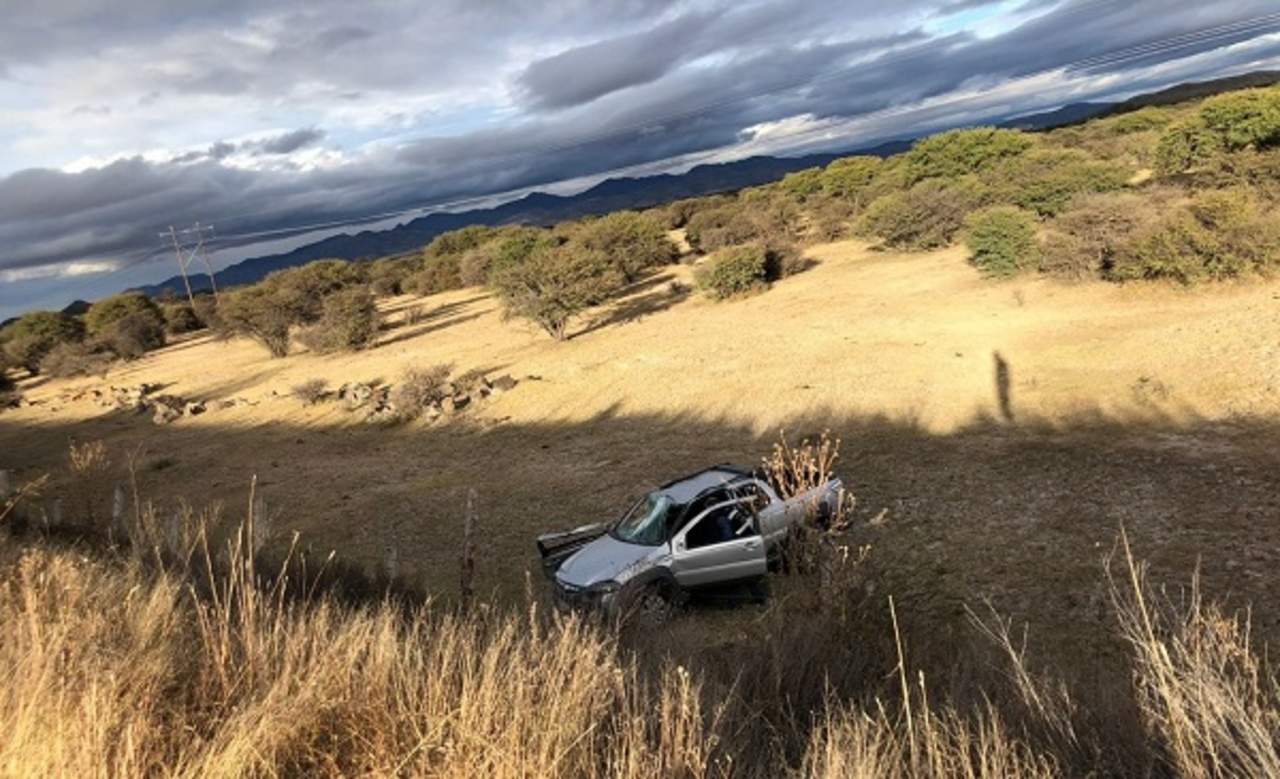 Tres lesionados en volcadura sobre la Durango-Parral