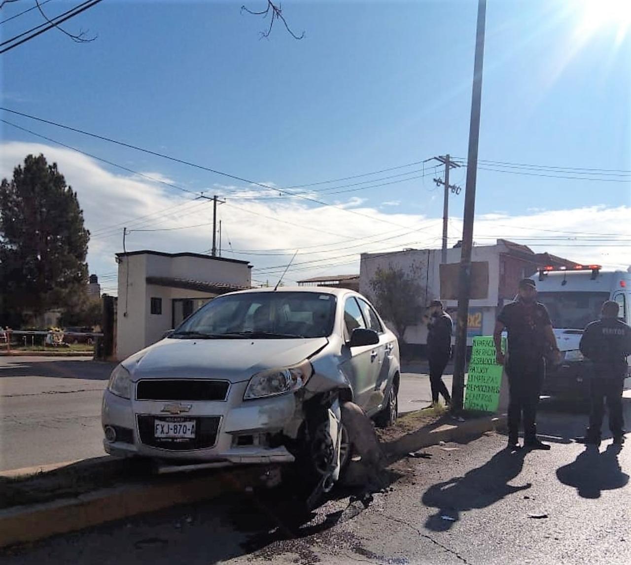 Veloz conductora termina sobre camellón en Gómez Palacio
