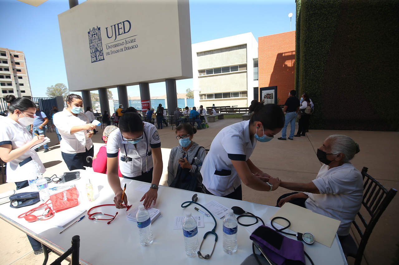 Rector reconoce trabajo de la Ujed durante la vacunación