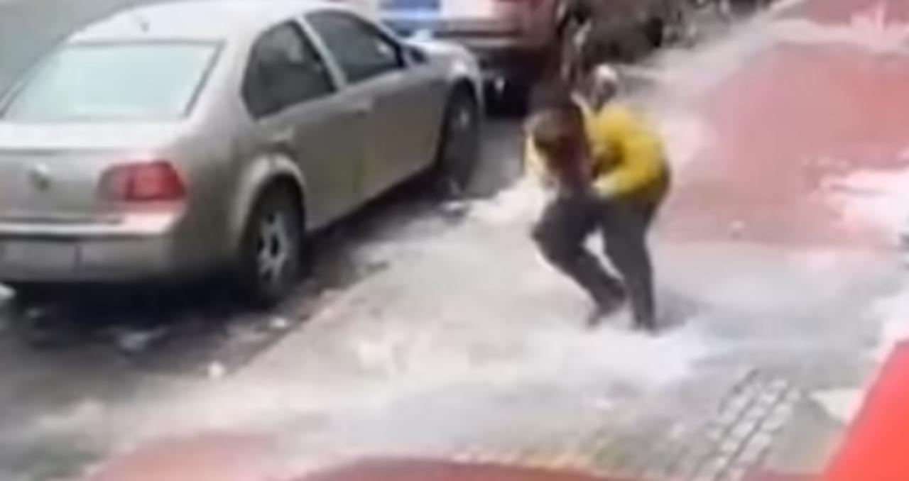 Repartidor Pierde El Conocimiento Tras Ser Golpeado Por Un Pedazo De