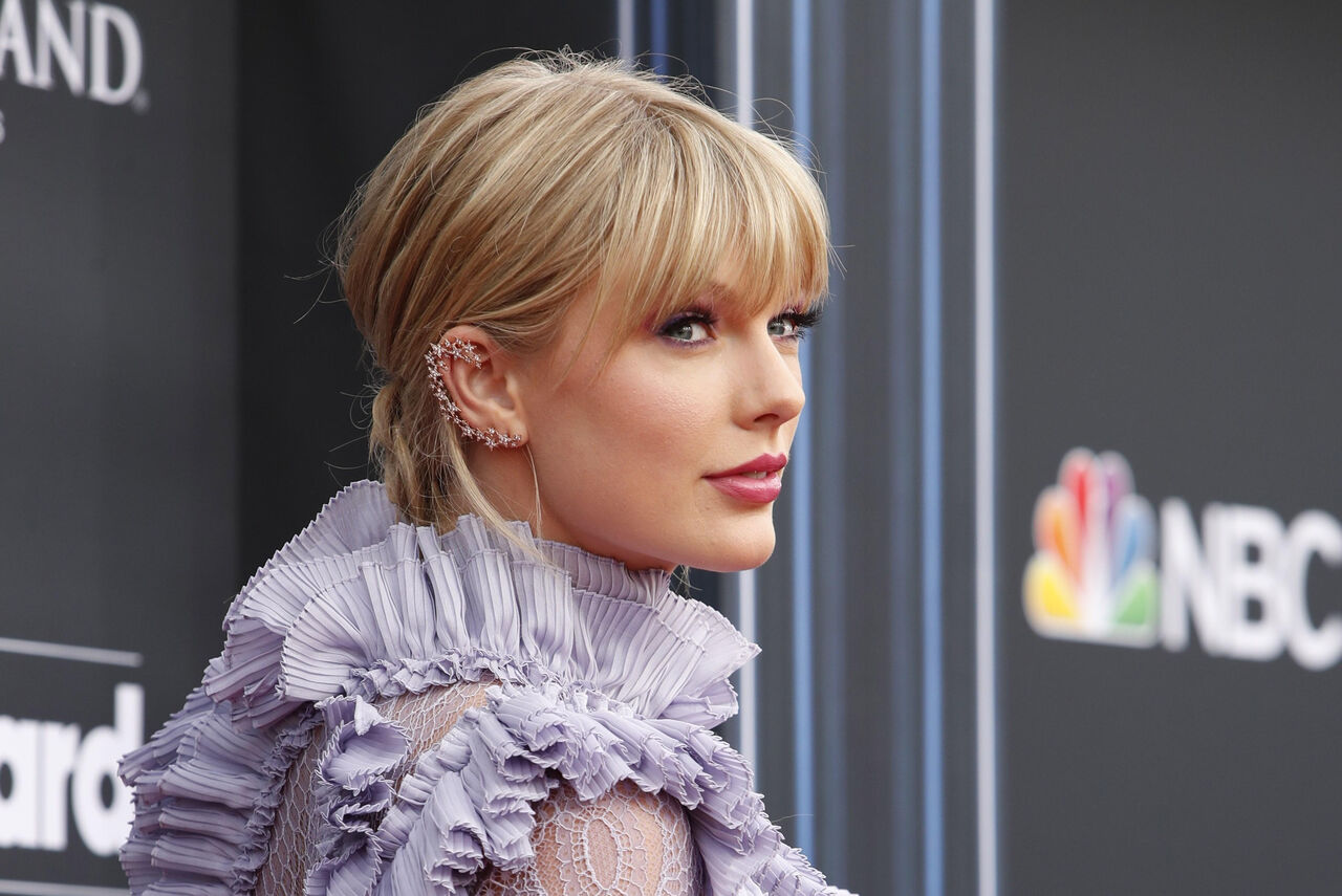 Hombre choca contra edificio de apartamentos de Taylor Swift