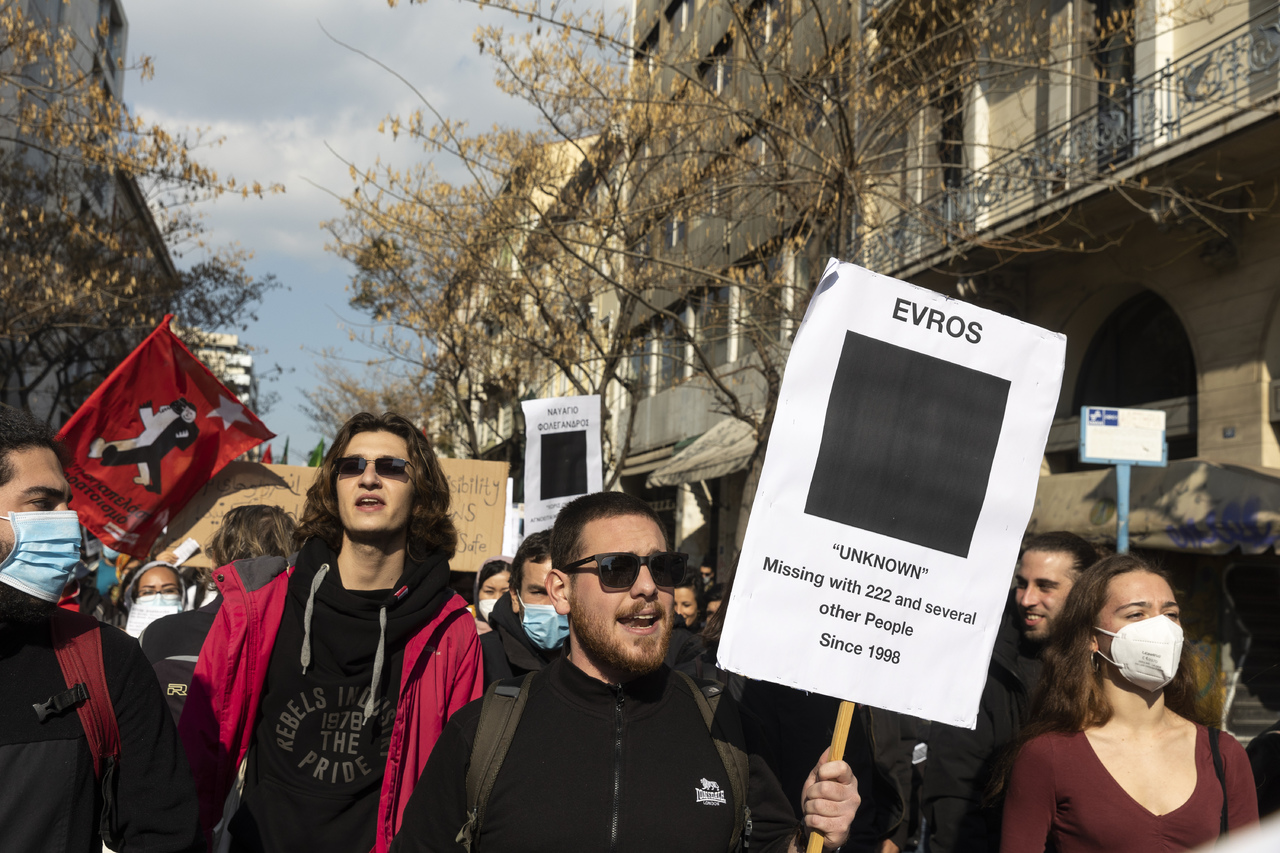 Griegos protestan expulsión de migrantes