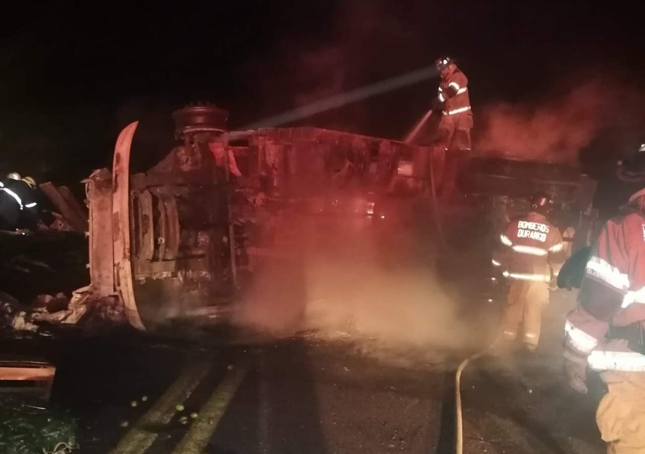 Tráiler vuelca en la 'Súper' y se incendia Tráiler vuelca en la 'Súper' y se incendia