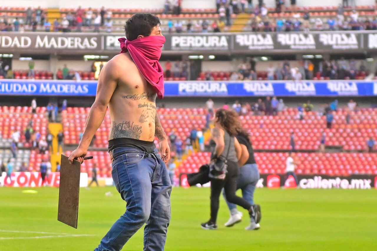 La Fiesta Del Futbol Se Ve Empañada Por La Violencia En Estadios De
