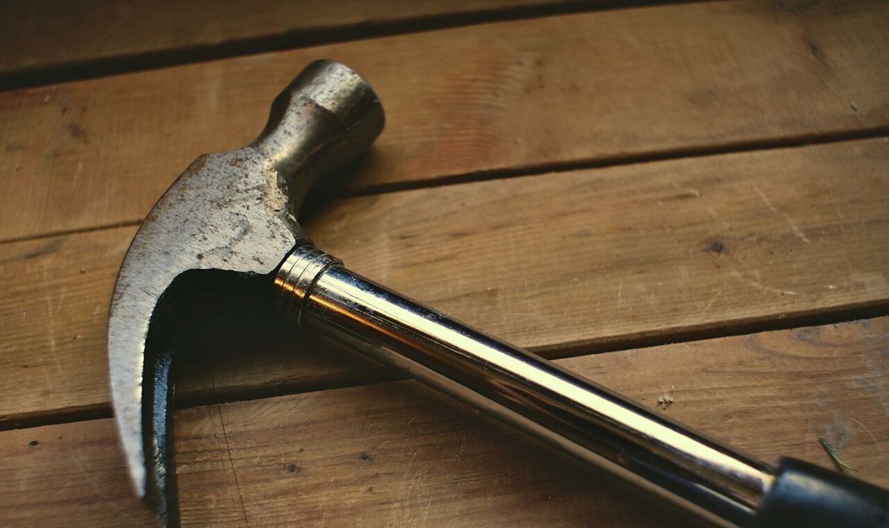 Estudiante ataca con martillo a su profesor en Puebla