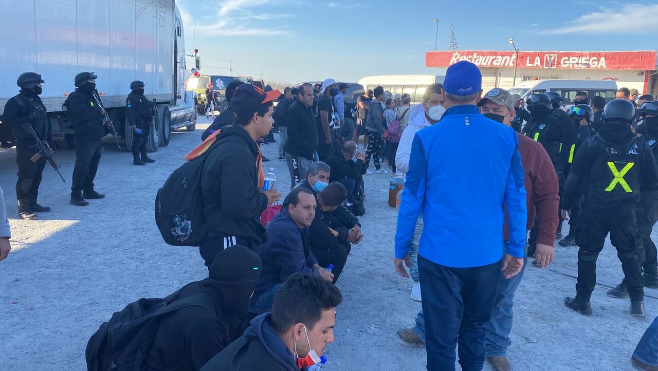 Rescatan a 82 migrantes de la caja de un tráiler en Castaños, Coahuila Rescatan a 82 migrantes de la caja de un tráiler en Castaños, Coahuila