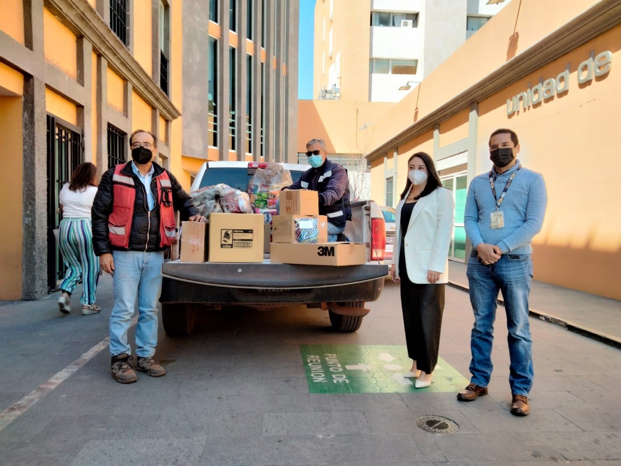 Entregan donativos al Patronato del Cecan