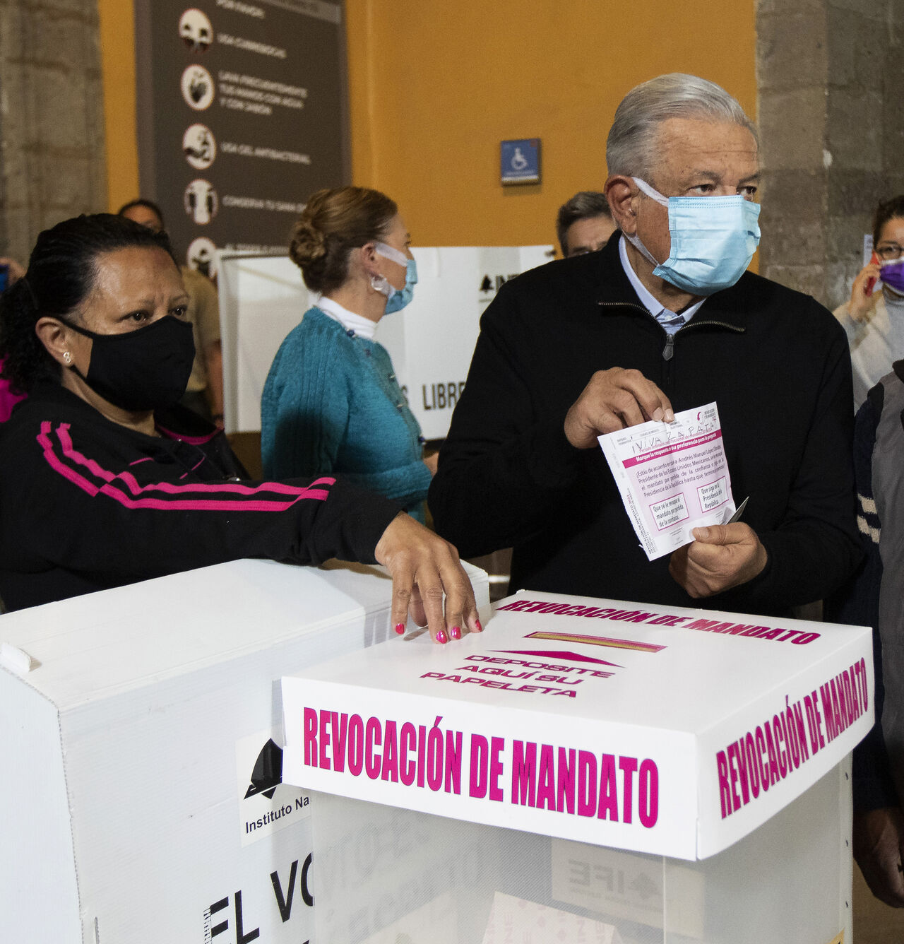 Como lo adelantó, AMLO escribe 'Viva Zapata' en su boleta