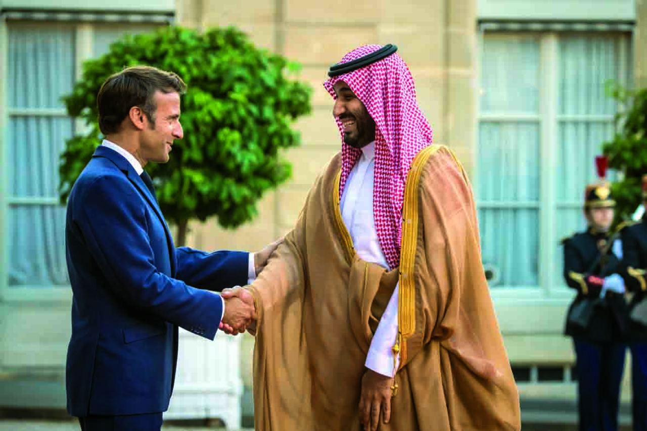 Macron recibe a Bin Salmán entre críticas