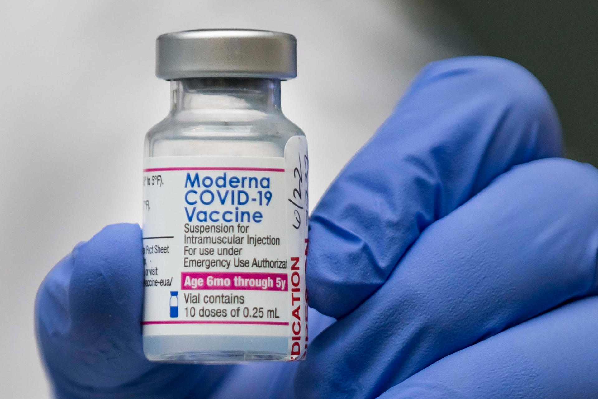 Farmacéuticas Pfizer y Moderna alistan vacunas contra variantes de ómicron