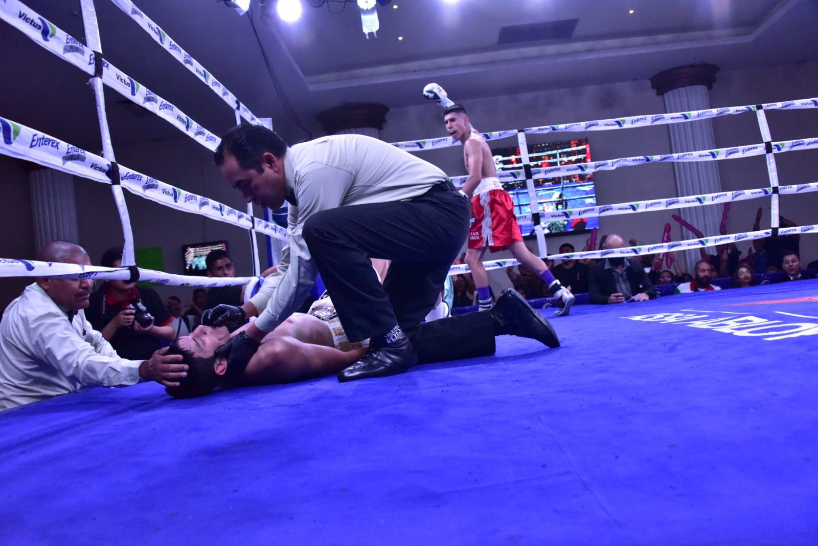 André Rayón y Jesús Carrizosa noquean en 'Neza, Tierra de Campeones'