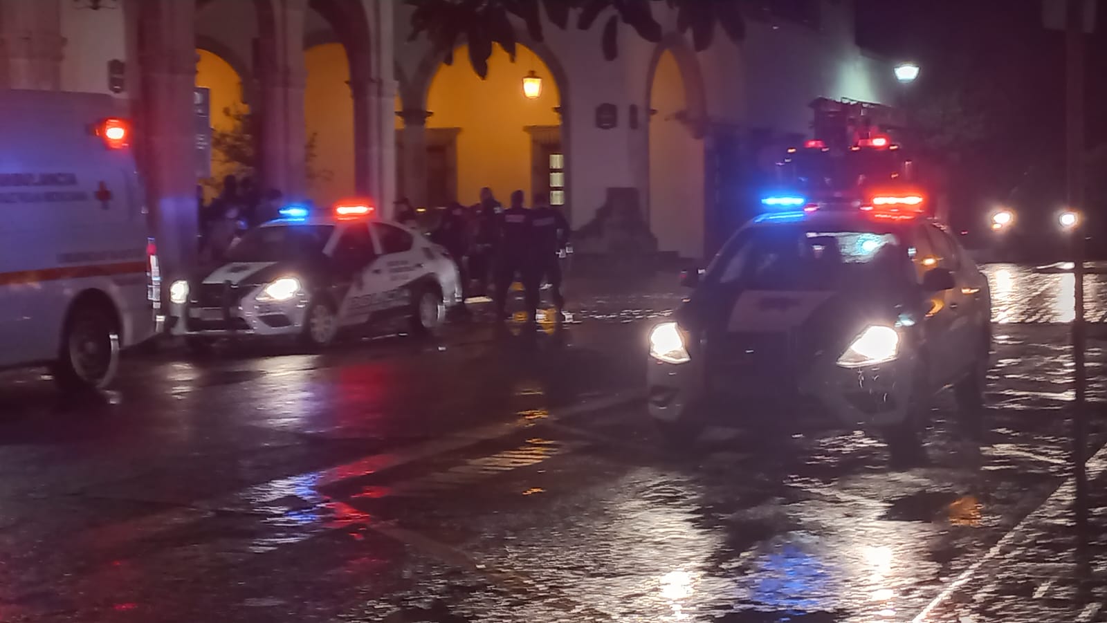 Carro choca contra un pilar del Tribunal de Justicia de Durango Carro choca contra un pilar del Tribunal de Justicia de Durango