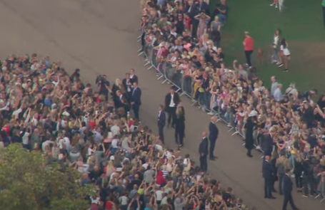 Príncipes Guillermo y Enrique salen del castillo Windsor para saludar a la gente
