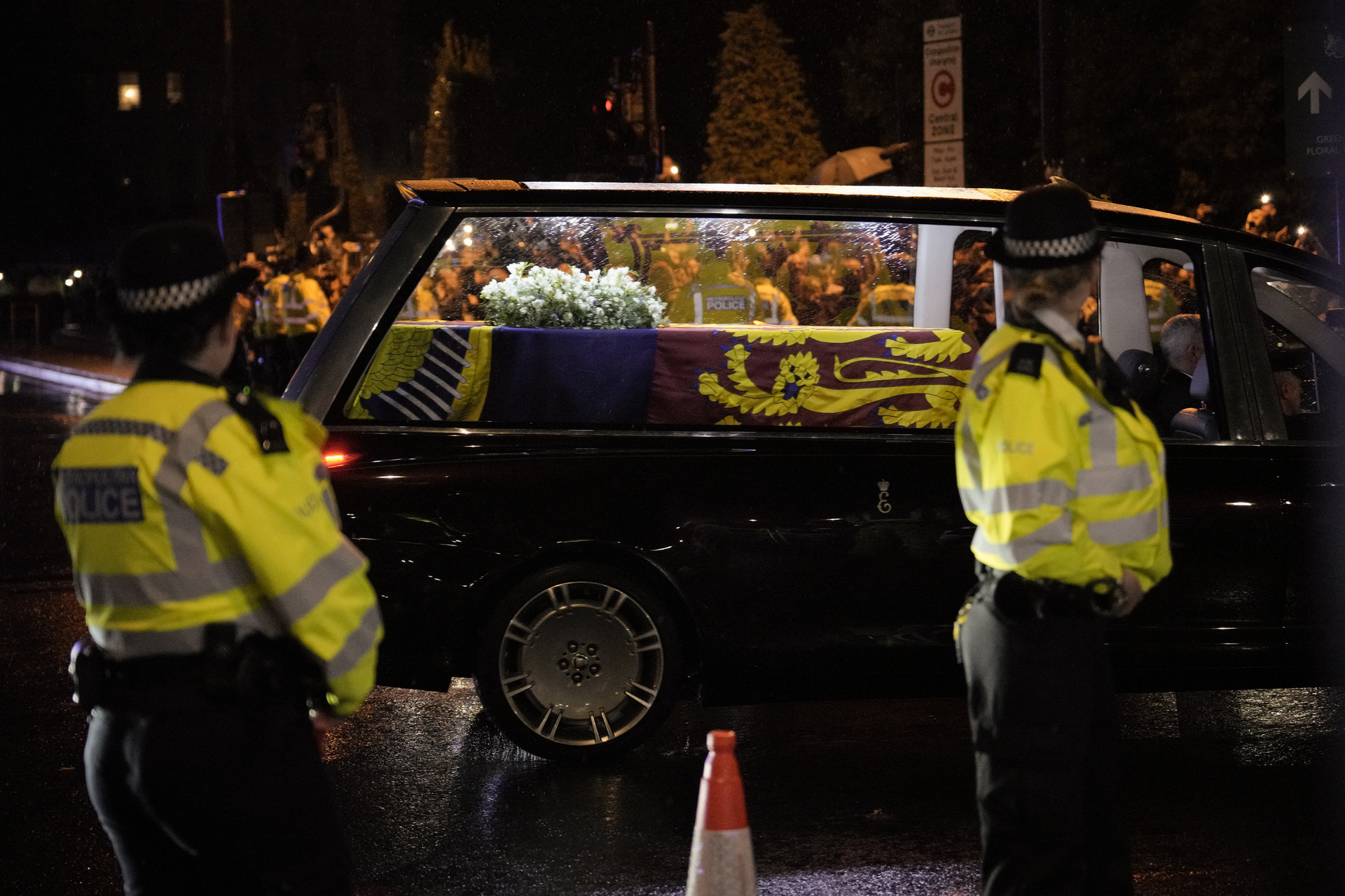 Féretro De La Reina Isabel Ii Llega A Londres