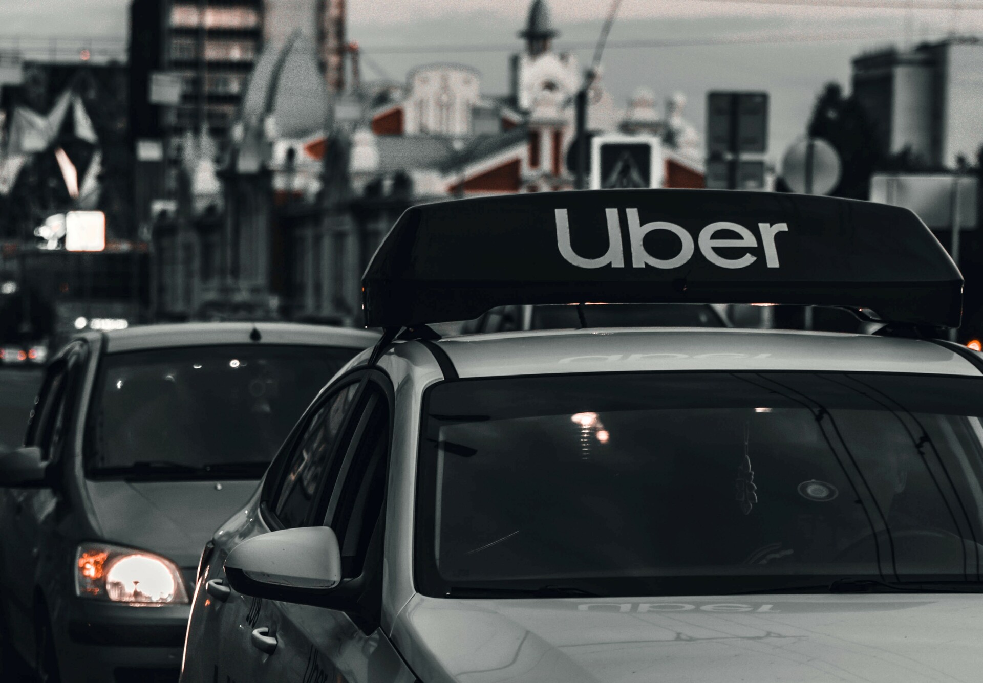 Hackeo contra Uber desploma el precio de sus acciones