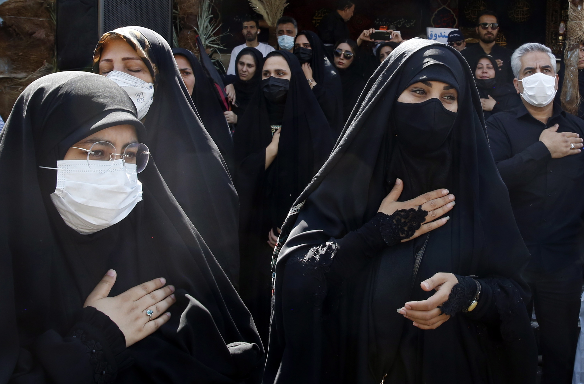 Muerte de la joven detenida por vestir mal el velo desata protestas en Irán
